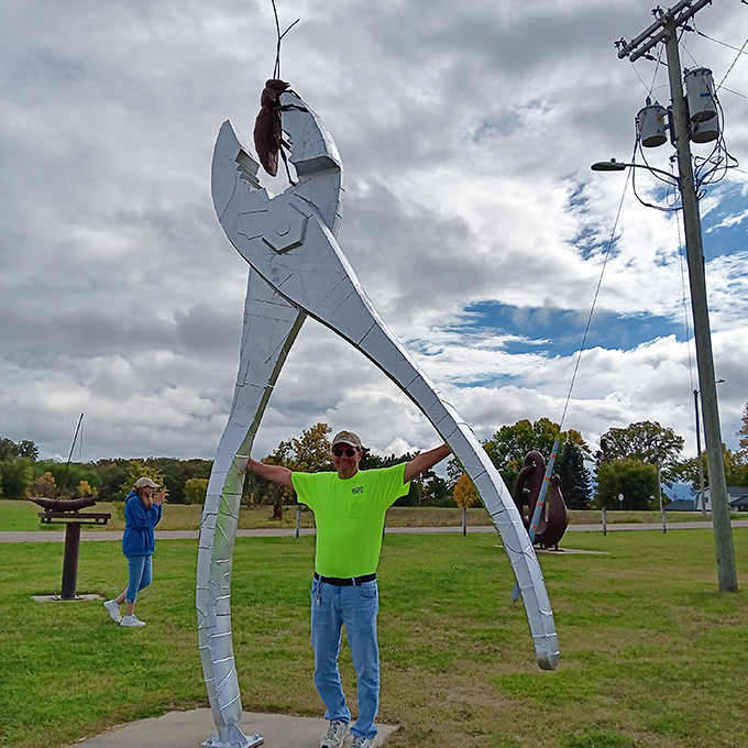 Size matters in Vining! These larger-than-life pliers could fix anything from a loose screw to the Leaning Tower of Pisa.