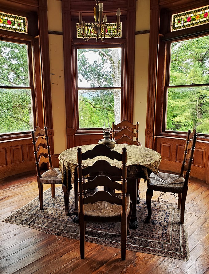 Dinner for six, with a side of panoramic views? This cozy nook gives new meaning to "window shopping" while you eat.