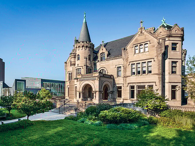 IKEA, eat your heart out! This castle is serving up Swedish culture with a side of "oohs" and "aahs."