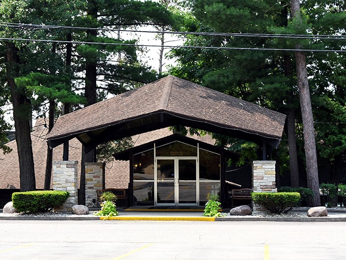 Silvercryst: Where "lodge" meets "indulge". Rustic charm with a side of culinary sophistication.