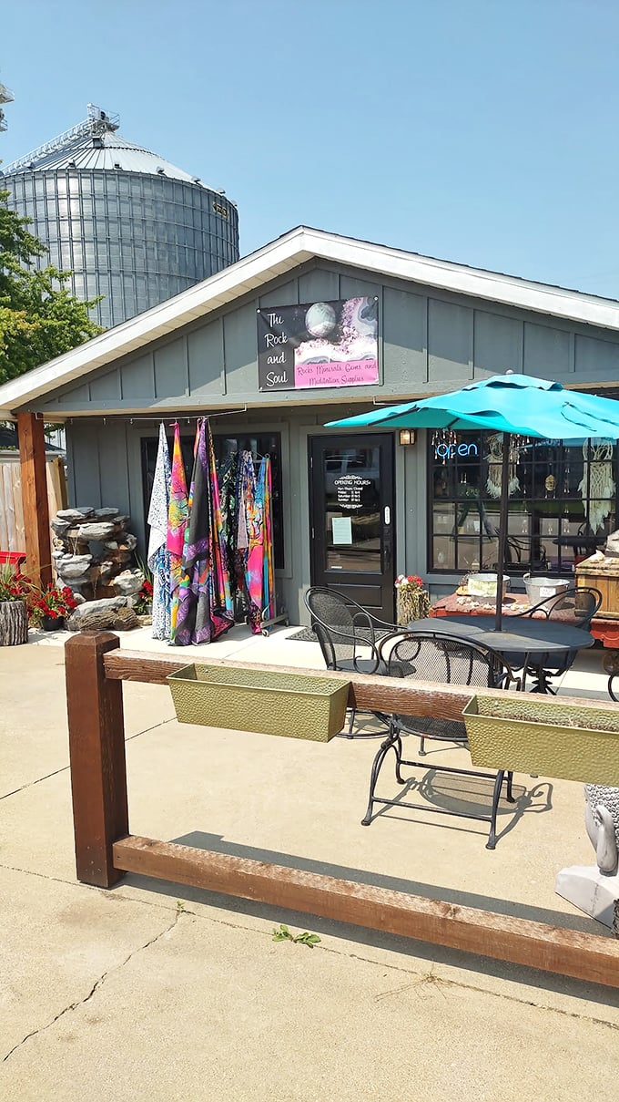 "Where stones get soulful!" This charming shop is like a geology textbook that learned to play guitar and opened a really cool caf&eacute;.