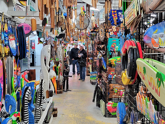 From farm to flea, all under one roof! Browse everything from fresh produce to fantastic finds in this shopper's paradise.