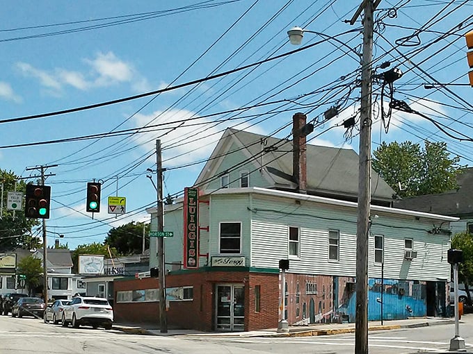 No DeLorean needed &ndash; Luiggi's transports you back to the golden age of pizzerias with every bite.