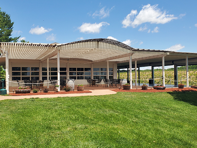 Rolling hills, rows of vines, and wine that'll make you say "Oui, s'il vous pla&icirc;t!" with a Midwestern twang.
