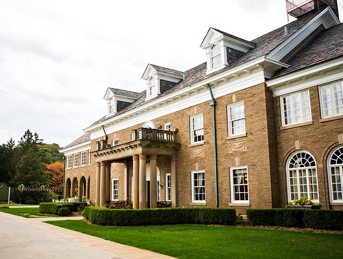 Beaux-Arts meets the Midwest at the Felt Estate. Perfect for practicing your waltz or your best "I'm fabulously wealthy" pose.