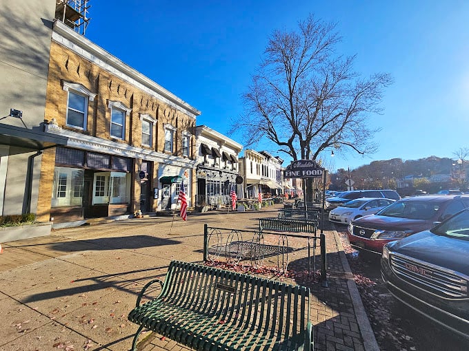 Broadway Pub: where small-town charm meets big-city flavor. The kind of place where everybody knows your name, and they're all genuinely glad you came.