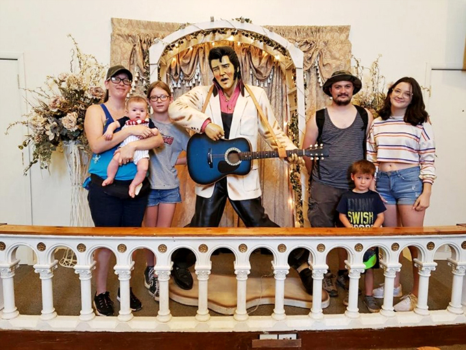 Family portrait, Elvis-style: Generations unite in front of the King, proving that love for the legend is as timeless as his music.