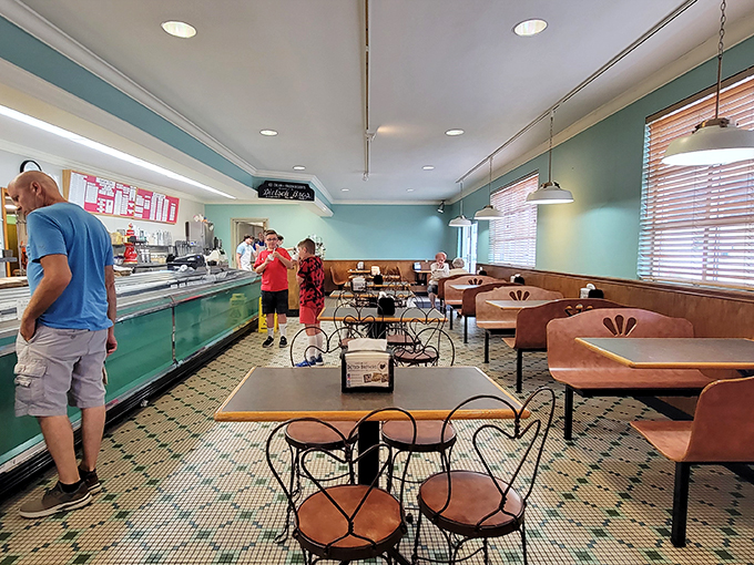 Retro chic meets sweet retreat. This dining area is where Norman Rockwell paintings come to life &ndash; with ice cream!