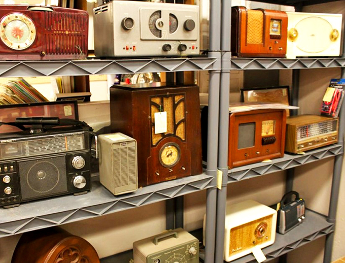 Radio days are here again! This shelf's a symphony of vintage sound, from Art Deco beauties to Mid-Century marvels. Can you hear the Glenn Miller already?