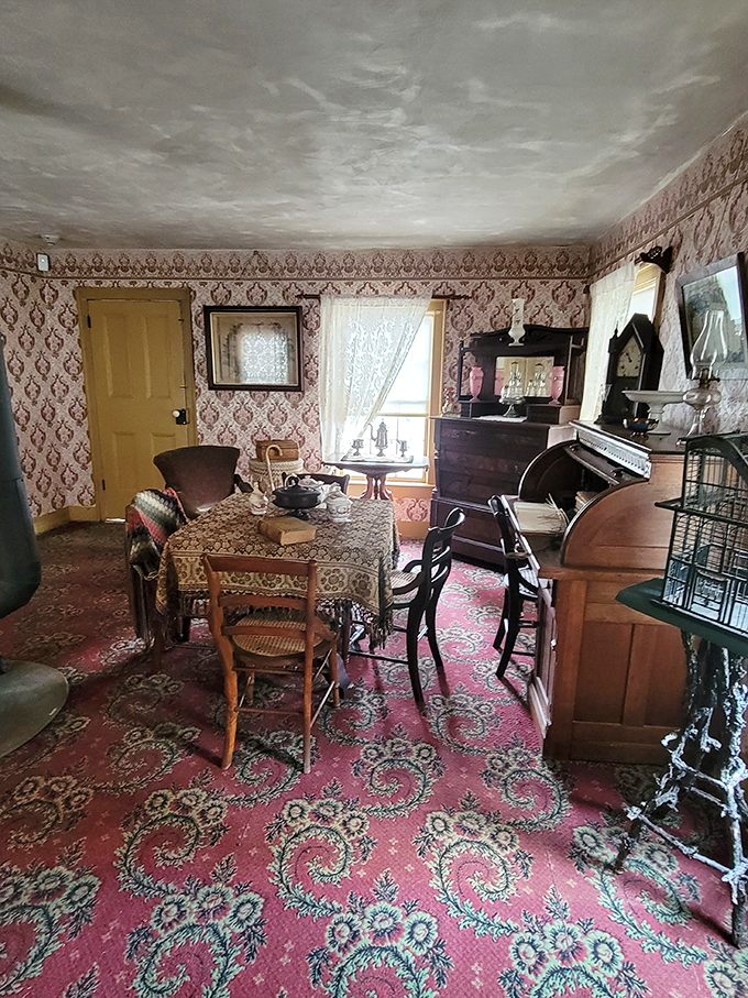 Dinner is served! This Victorian parlor's ready for a feast that would make even the Dowager Countess of Grantham jealous.