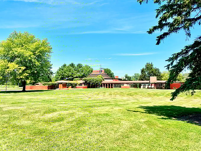 Wright's prairie pinwheel. Wingspread proves that "home" and "architectural marvel" aren't mutually exclusive concepts.