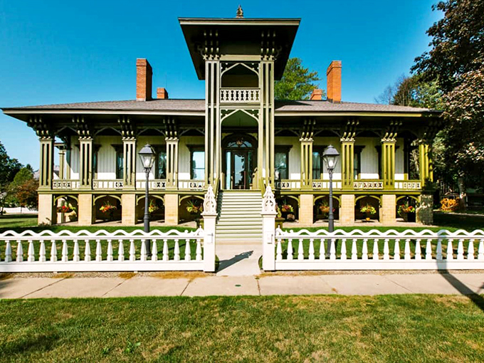 Palm motifs in the Midwest? The Honolulu House is what happens when vacation souvenirs go architectural.