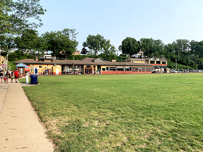 Lake views and pizza too? Silver Beach is like the overachiever of pizzerias, but we're not complaining. Pass the parmesan, please!