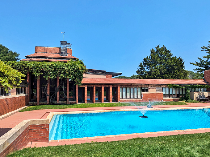 Living large, Wright-style. This sprawling residence makes your open floor plan look positively claustrophobic.