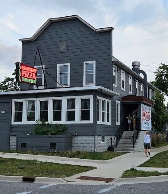 legendary pizza places michigan ftr