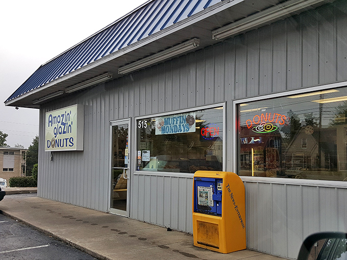 Blue skies, blue roof, and a promise of blue-ribbon donuts. Amazin' Glazin' is like the Superman of sweet shops &ndash; unassuming exterior, extraordinary powers within.