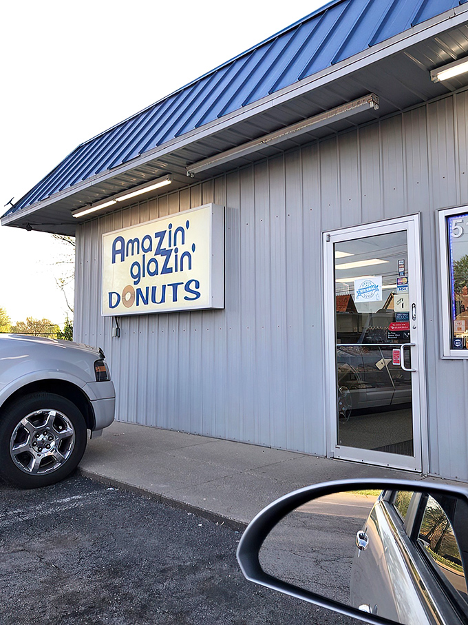 Blue skies, blue roof, and a promise of blue-ribbon donuts. Amazin' Glazin' is like the Superman of sweet shops &ndash; unassuming exterior, extraordinary powers within.