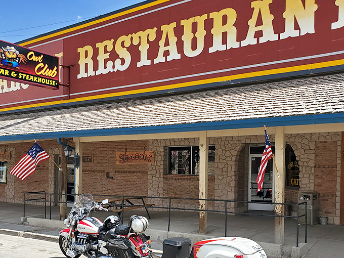 A slice of Americana served with a side of neon! This unassuming facade hides a treasure trove of culinary delights waiting to be discovered.