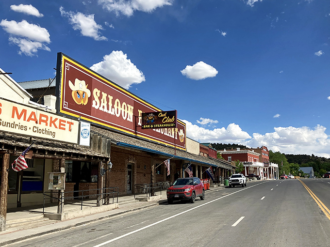 A slice of Americana served with a side of neon! This unassuming facade hides a treasure trove of culinary delights waiting to be discovered.