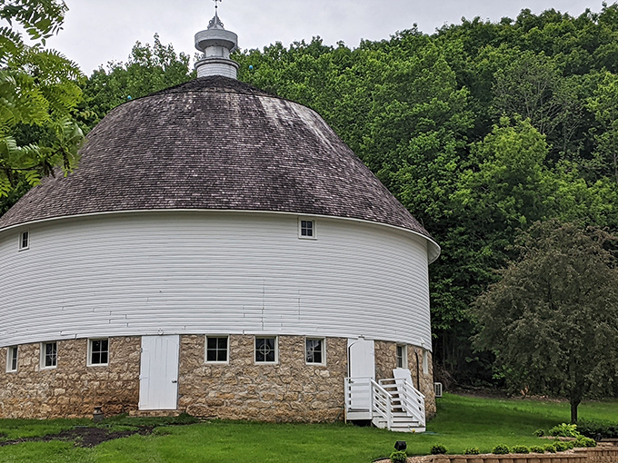 Who needs corners when you can have curves? This round barn is the architectural equivalent of a warm hug from your grandma.