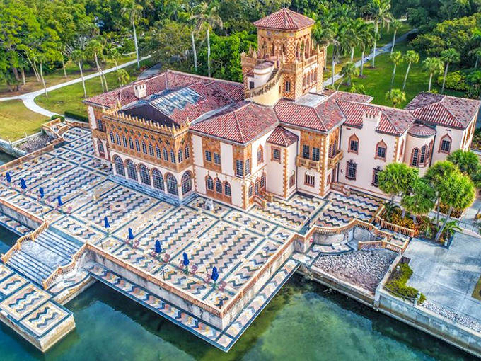 Venetian dreams meet Florida sunshine! This terra-cotta palace looks like it teleported straight from the Grand Canal to Sarasota Bay.