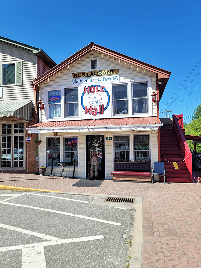 A slice of Americana with a side of Southern charm! This quaint diner promises big flavors in a small package.