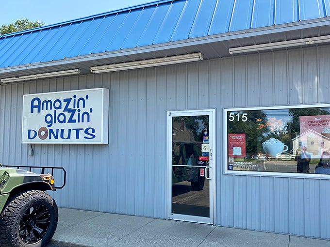Blue skies, blue roof, and a promise of blue-ribbon donuts. Amazin' Glazin' is like the Superman of sweet shops &ndash; unassuming exterior, extraordinary powers within.