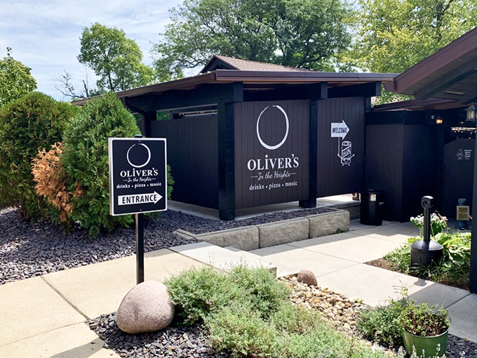 1 this no frills bar in illinois has mouth watering pizzas that are absolutely to die for