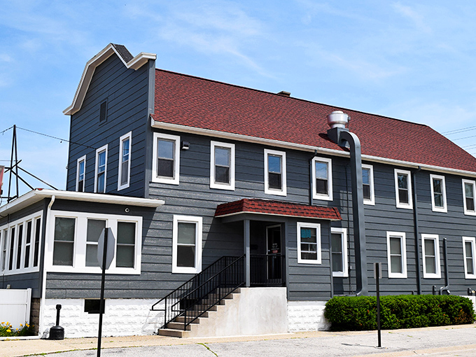 A beacon of pizza perfection! This unassuming gray house with its iconic red sign has been luring in hungry patrons for decades.