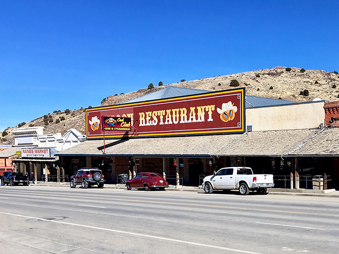 A slice of Americana served with a side of neon! This unassuming facade hides a treasure trove of culinary delights waiting to be discovered.