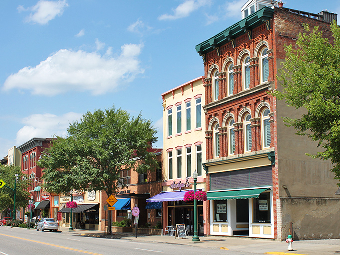 Step into a Norman Rockwell painting come to life! Marietta's historic downtown is a kaleidoscope of architectural eye candy, serving up charm by the bucketload.