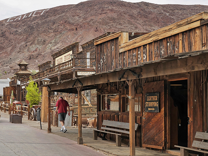 Welcome to the Wild West, where the hills are as red as a sunburned cowboy! Calico's rustic charm transports you straight into a John Wayne flick.