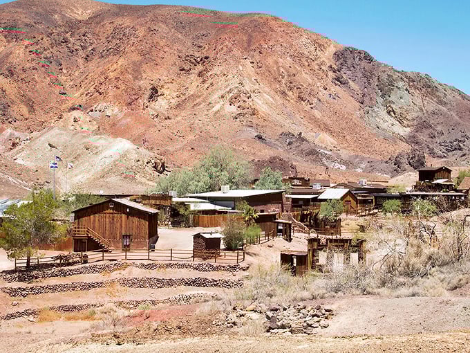 Welcome to the Wild West, where the hills are as red as a sunburned cowboy! Calico's rustic charm transports you straight into a John Wayne flick.