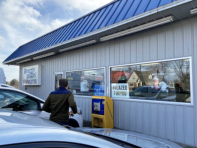 Blue skies, blue roof, and a promise of blue-ribbon donuts. Amazin' Glazin' is like the Superman of sweet shops – unassuming exterior, extraordinary powers within.