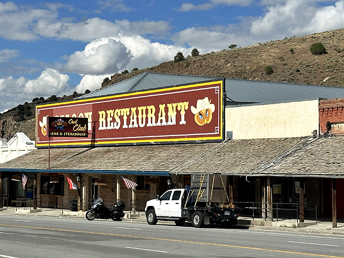 A slice of Americana served with a side of neon! This unassuming facade hides a treasure trove of culinary delights waiting to be discovered.