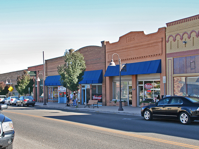 Postcard-perfect panorama or real life? Clarkdale's cityscape unfolds like a painter's dream, with mountains standing guard over charming rooftops. Bob Ross would be proud!