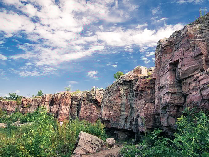 Nature's skyscraper! These rocky walls are like the Grand Canyon's hip Midwestern cousin, ready for their close-up.