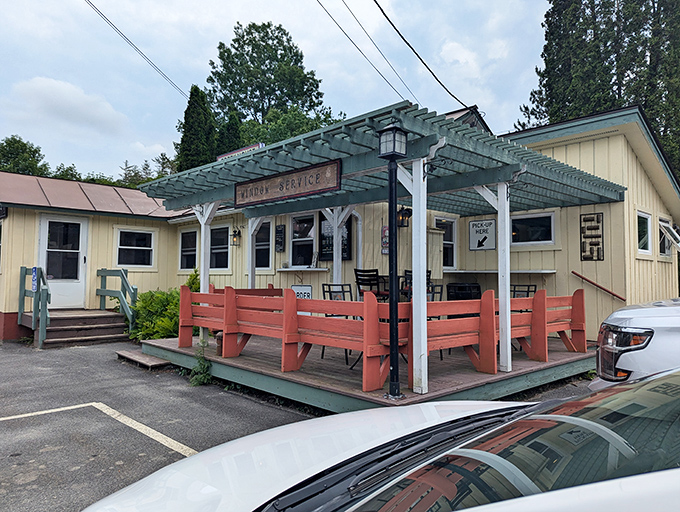 Welcome to breakfast paradise! The Creek House Diner's charming exterior promises a feast for both the eyes and the stomach.