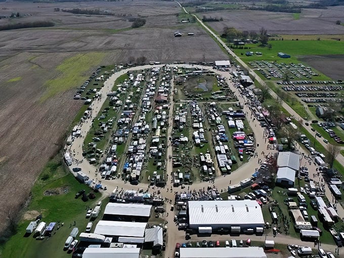Welcome to the treasure hunter's paradise! The What Cheer Flea Market sprawls across Iowa's heartland like a pop-up city of curiosities and bargains.