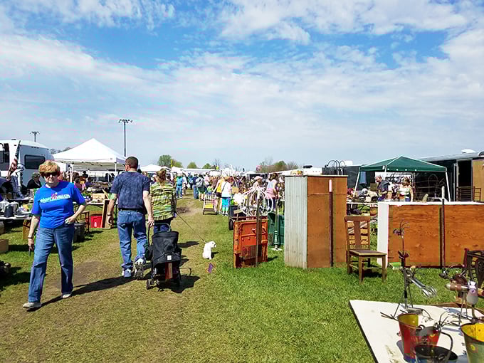 Welcome to the treasure hunter's paradise! The What Cheer Flea Market sprawls across Iowa's heartland like a pop-up city of curiosities and bargains.