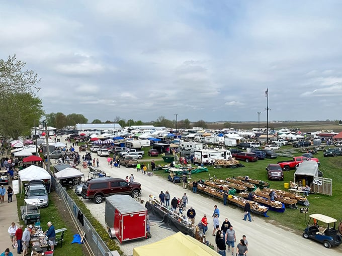 Welcome to the treasure hunter's paradise! The What Cheer Flea Market sprawls across Iowa's heartland like a pop-up city of curiosities and bargains.