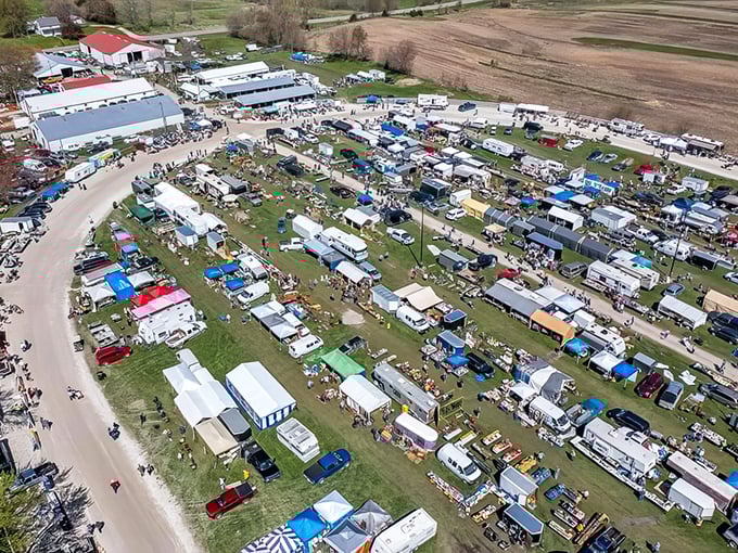 Welcome to the treasure hunter's paradise! The What Cheer Flea Market sprawls across Iowa's heartland like a pop-up city of curiosities and bargains.