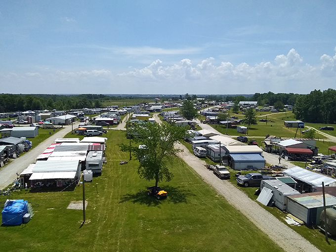 Welcome to Rutledge, where treasure hunting is an Olympic sport! This sprawling flea market is a bargain-seeker's paradise, stretching as far as the eye can see.