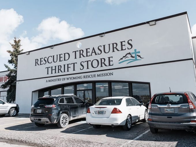 Welcome to the Taj Mahal of thrift stores! This unassuming exterior hides a treasure trove of secondhand wonders waiting to be discovered.
