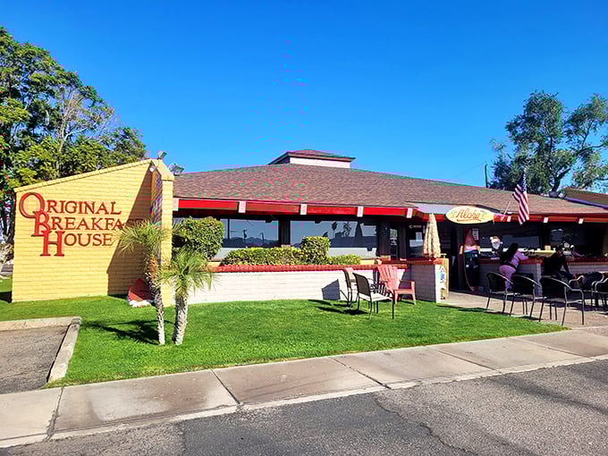 Aloha, Arizona! This little slice of paradise in Phoenix proves you don't need an ocean to catch a wave of deliciousness.