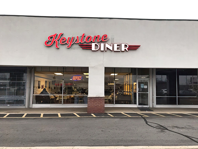 A beacon of breakfast bliss! Keystone Diner's retro sign promises comfort food and nostalgia, like a time machine for your taste buds.