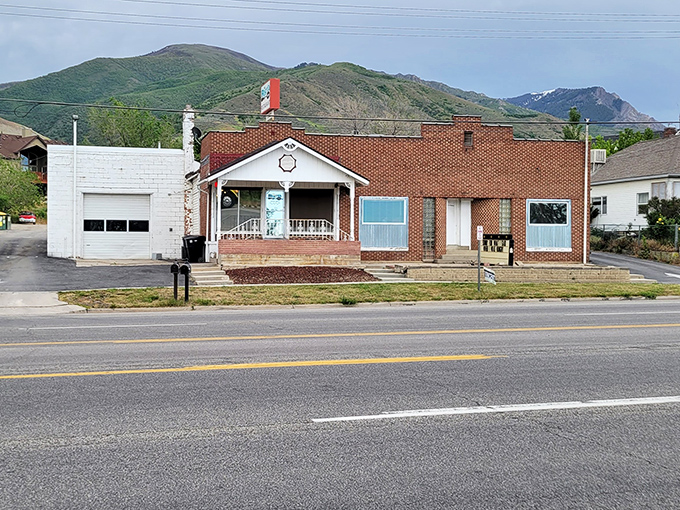 A hidden gem in plain sight! The Rusted Spoon's unassuming exterior belies the culinary treasures within. Who knew paradise had a brick facade?