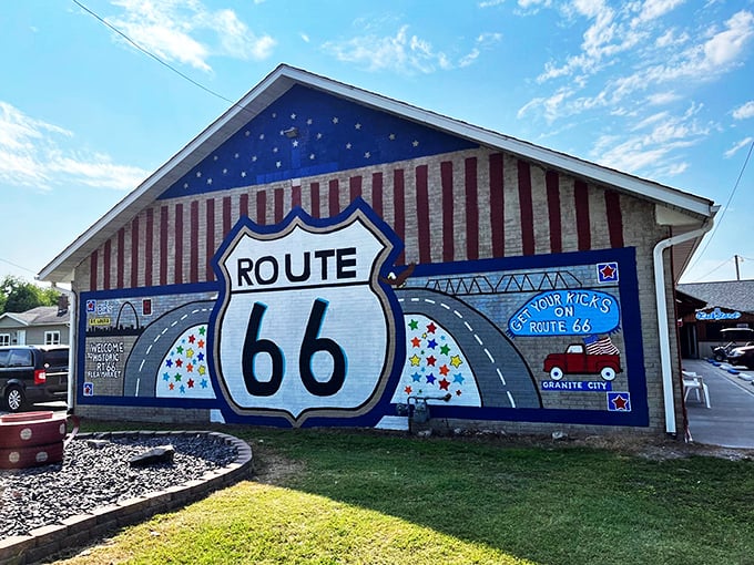 Route 66 meets Americana: This mural isn't just eye-catching, it's a time machine on wheels! Buckle up for a nostalgic ride through history.