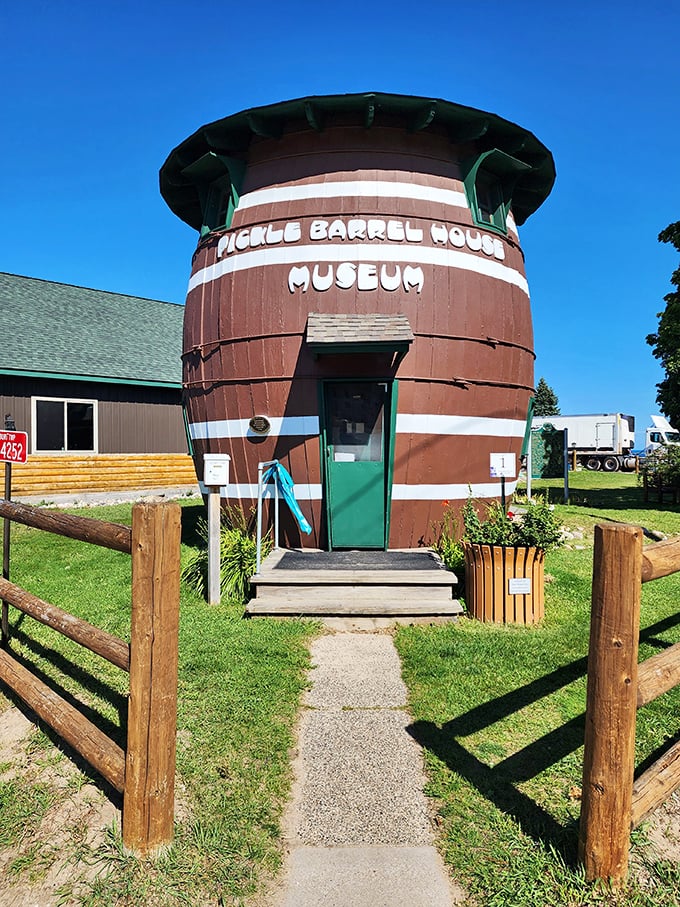 A pickle's dream home! This giant barrel-shaped museum in Grand Marais, Michigan, proves that sometimes the most delicious ideas come in unexpected packages.