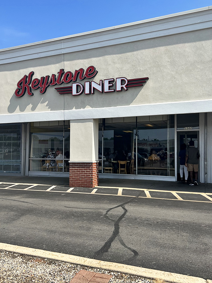 A beacon of breakfast bliss! Keystone Diner's retro sign promises comfort food and nostalgia, like a time machine for your taste buds.